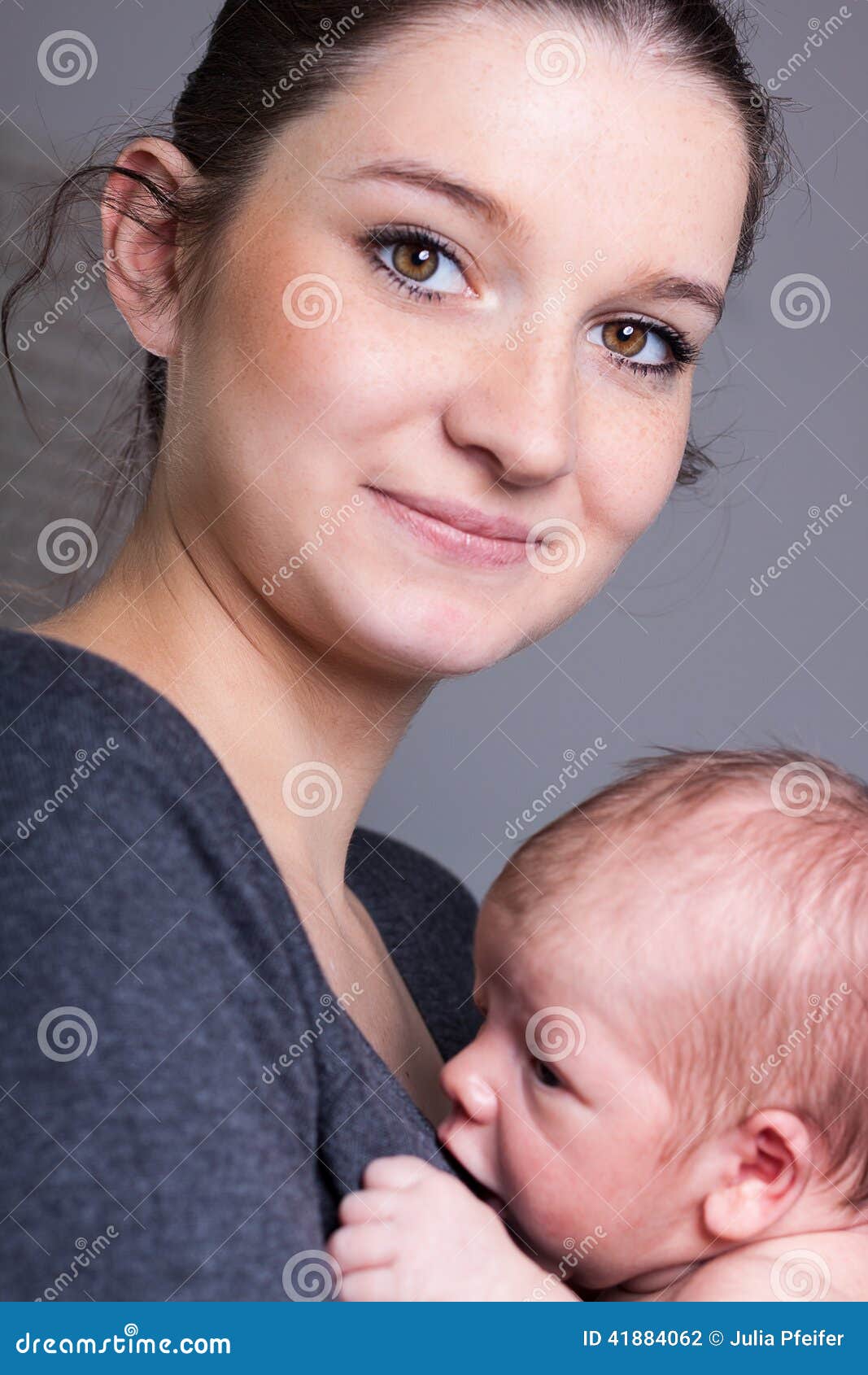 Jonge Moeder Dragende Zuigeling Stock Foto - Image of nakomelingen ...