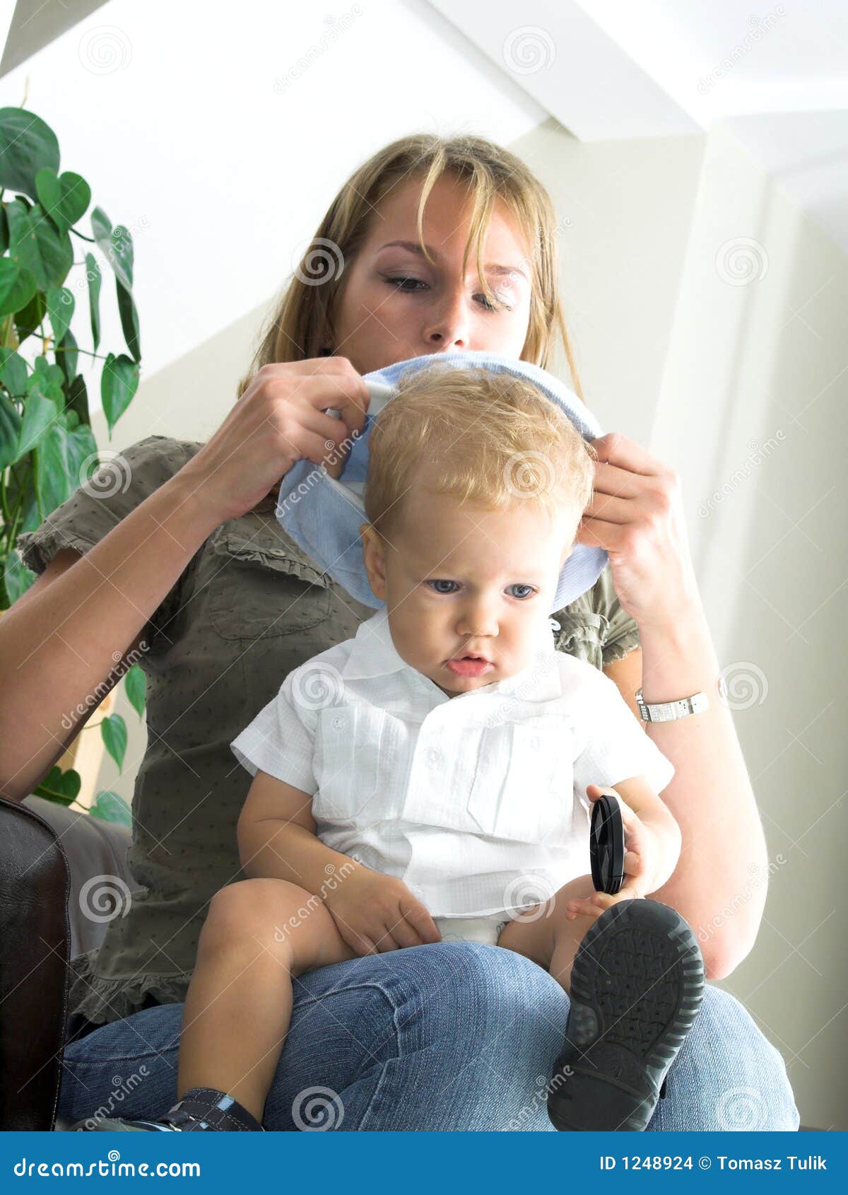 Jonge moeder en jongen stock foto. Image of geluk, achtergrond - 1248924