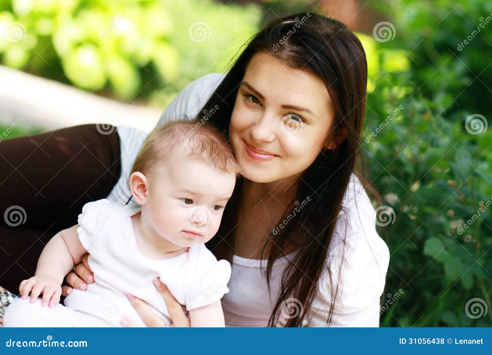 Jonge moeder met baby stock foto. Image of moederschap - 31056438