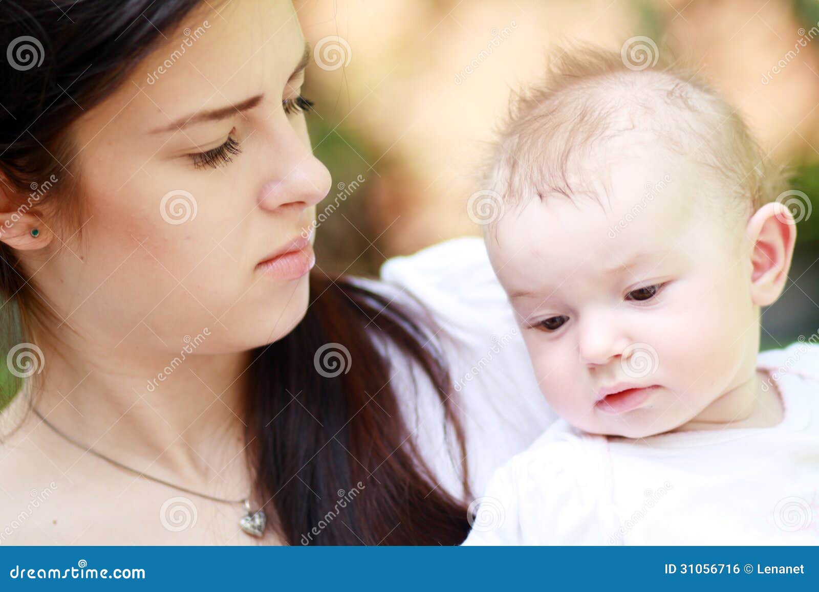 Jonge moeder met baby stock foto. Image of gelukkig, omhelzing - 31056716