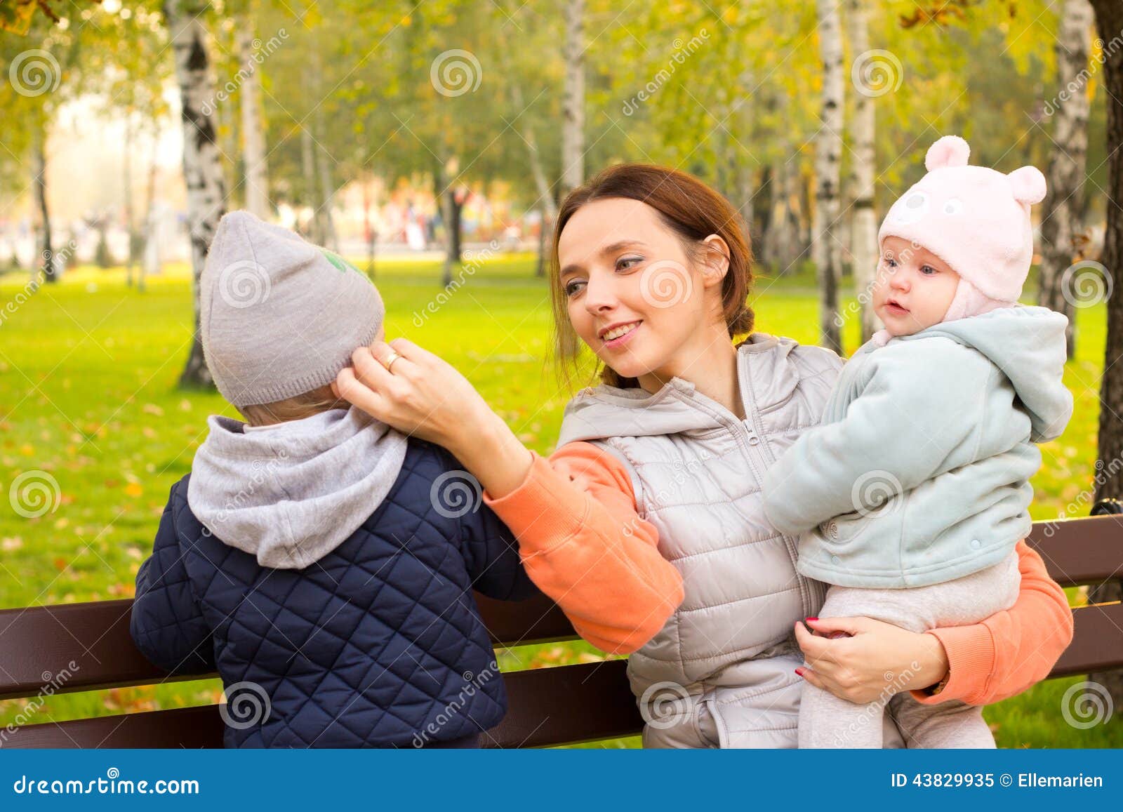Jonge Moeder Met Haar Kinderen in De Parkherfst Stock Afbeelding ...