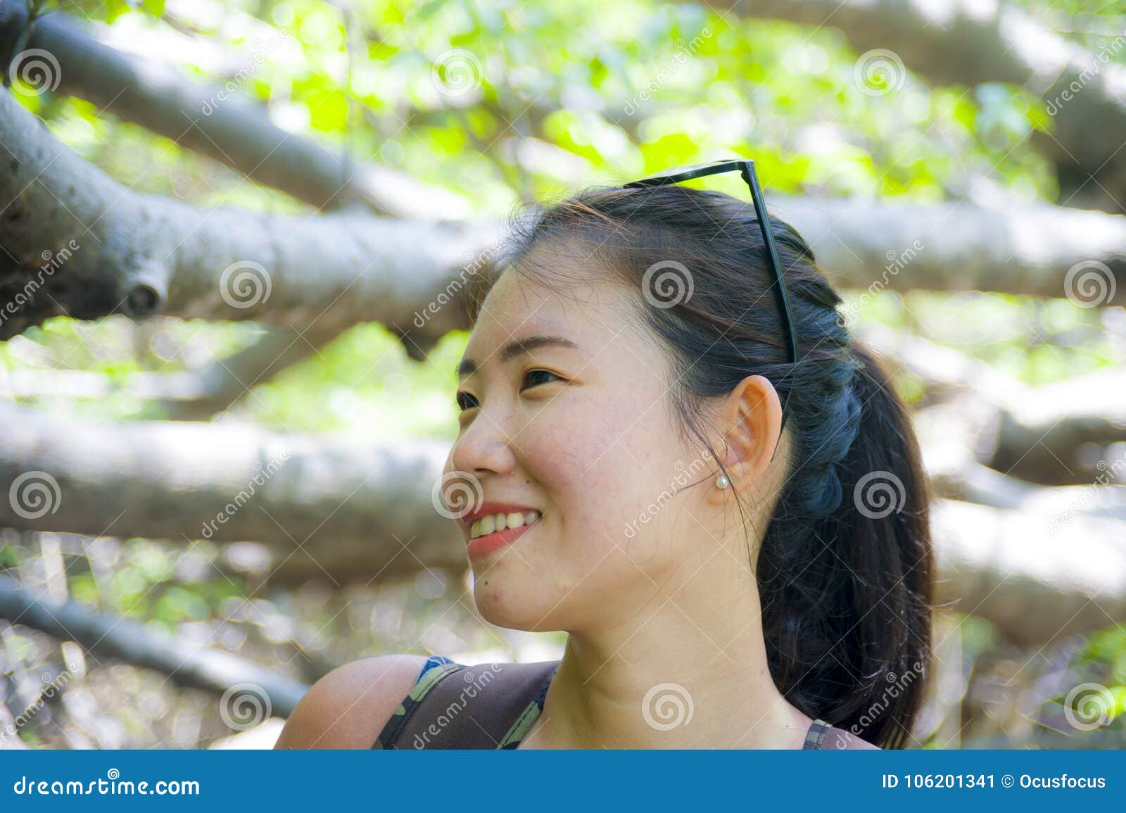 Jonge Mooie En Gelukkige Backpacker Aziatische Chinese Vrouw Trekking