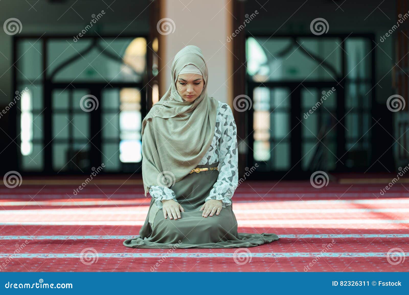 Jonge Mooie Moslimvrouw Die in Moskee Bidden Stock Afbeelding - Image ...