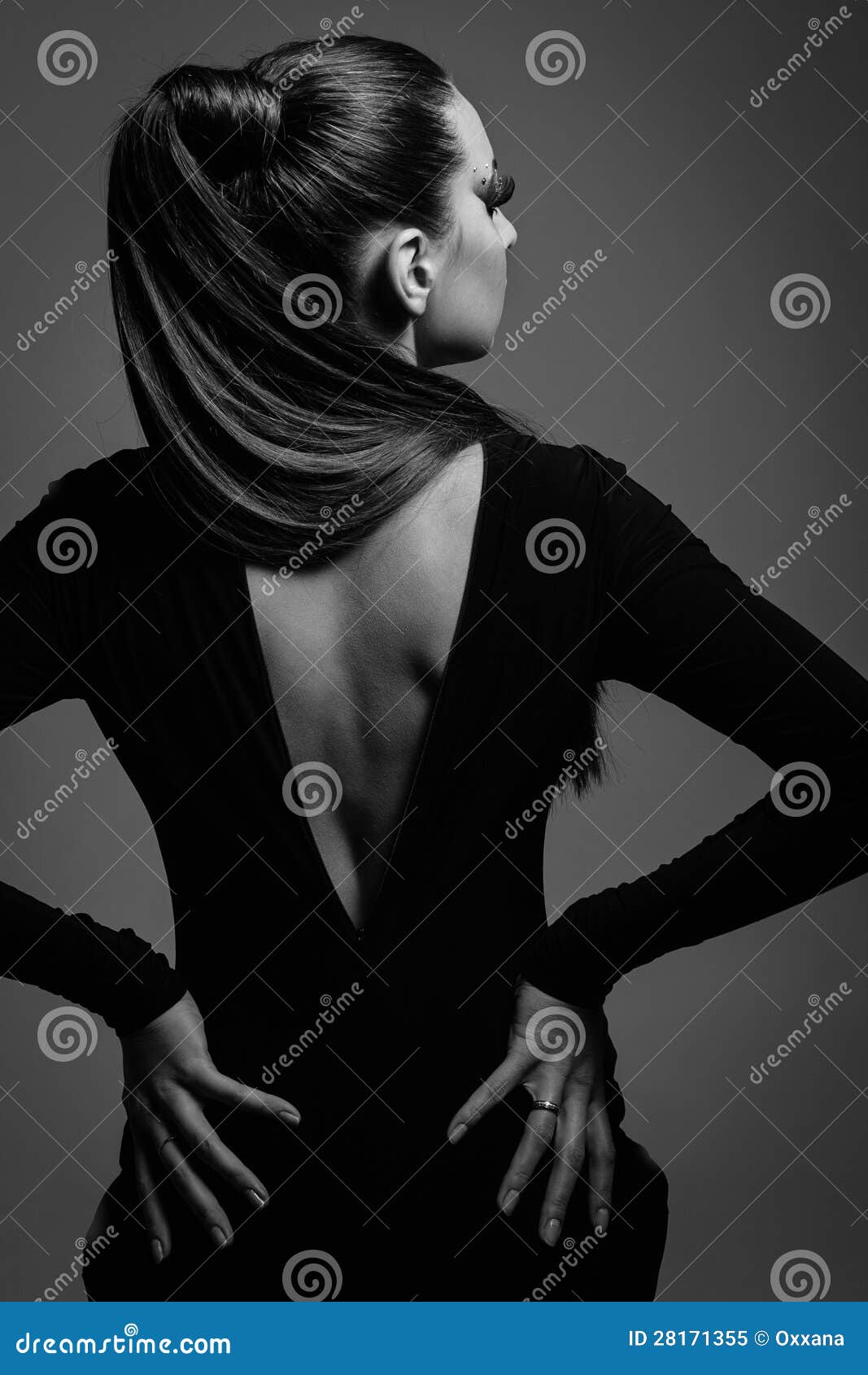 Jonge Mooie Vrouw Van De Rug Stock Afbeelding - Image of hartstocht ...