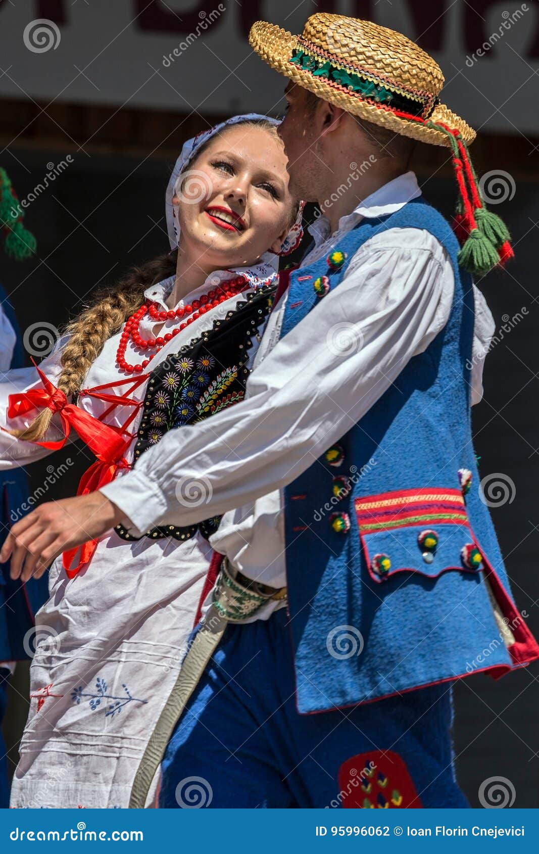 Jonge Poolse Dansers in Traditioneel Kostuum Redactionele Fotografie ...