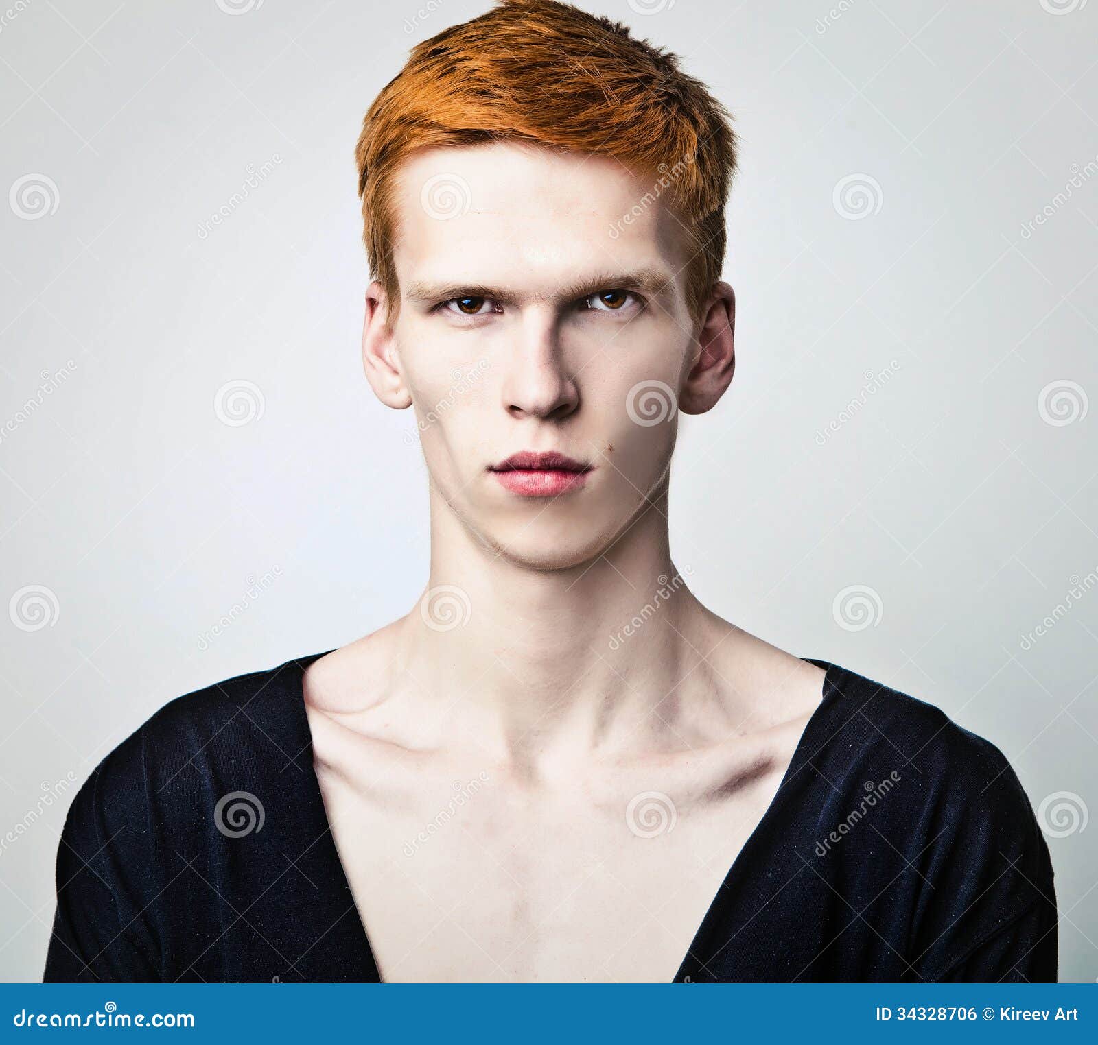 Jonge Rode Haired Mens Op Lichte Achtergrond. Stock Foto - Image of ...