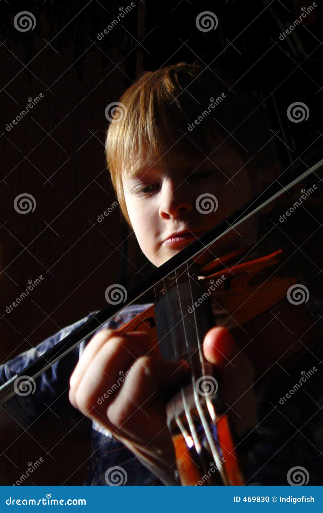 Jonge roodharige violist stock foto. Image of jong, handen - 469830