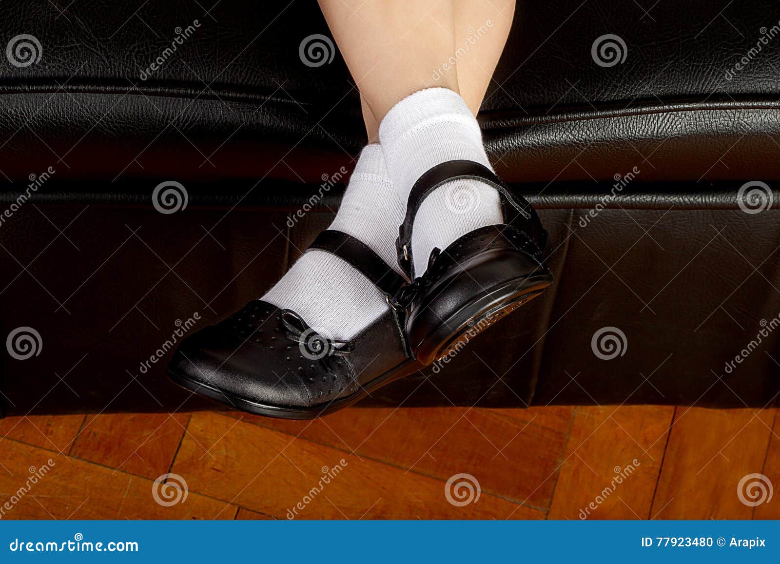 Jonge SchoolStudente Wearing Black Shoes Stock Foto - Image of rust ...