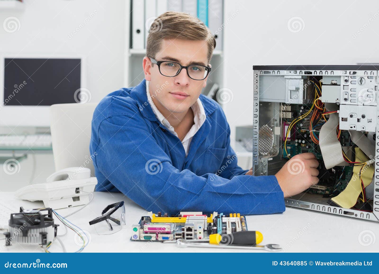 Jonge Technicus Die Aan Gebroken Computer Werken Stock Afbeelding ...