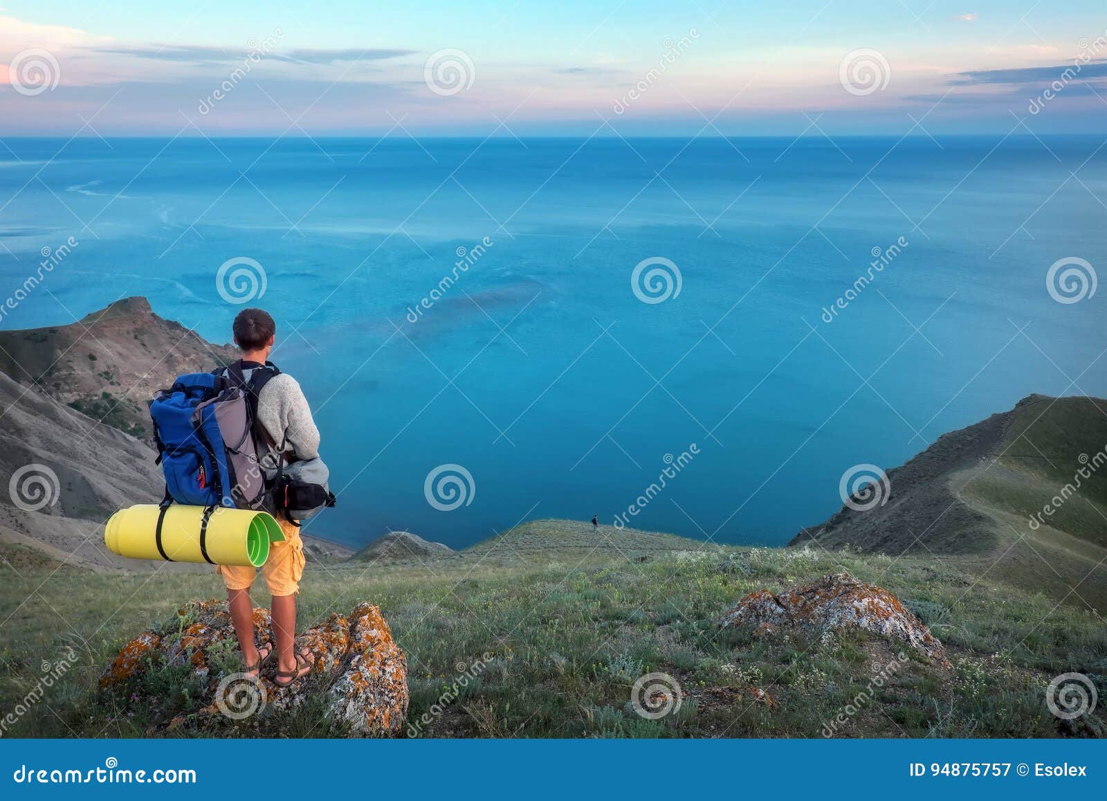 Jonge Toerist Bovenop Een Berg Stock Afbeelding - Image of openlucht ...