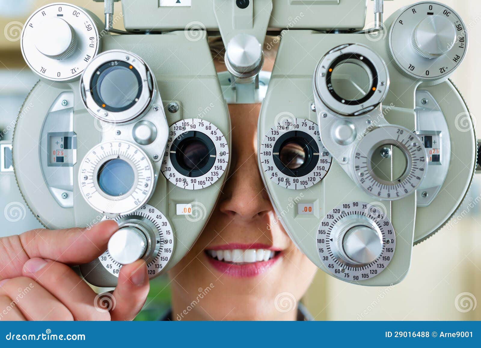 Jonge Vrouw Bij Phoropter Voor Oogtest Stock Foto - Image of winkel ...