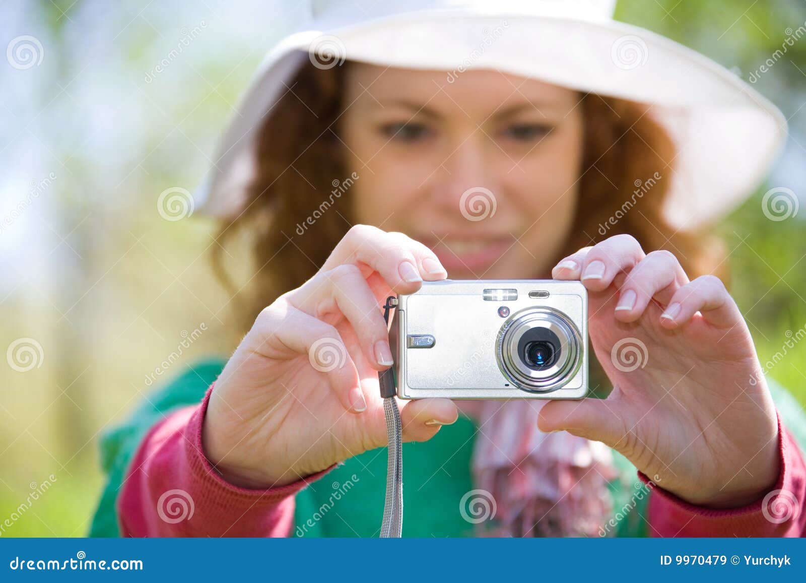 Jonge Vrouw Die Beeld Met Digitale Camera Neemt Stock Afbeelding ...