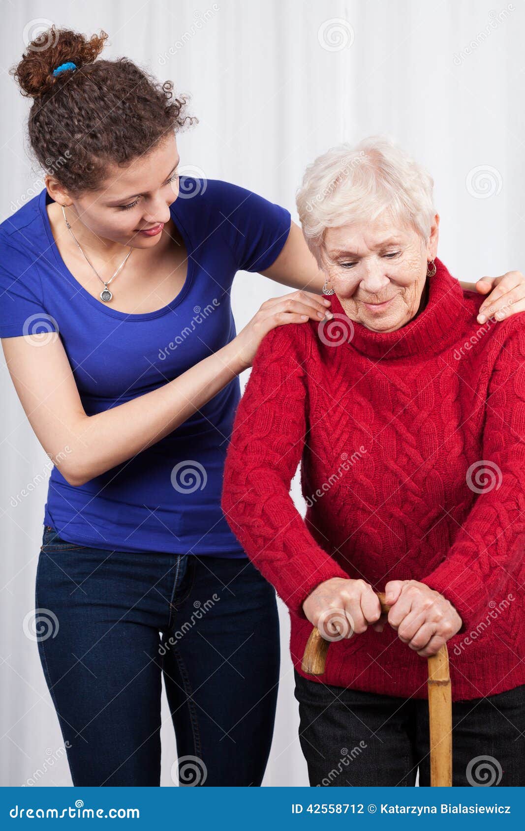 Jonge Vrouw Die Bejaarde Dame Helpen Stock Foto - Image of kleindochter ...