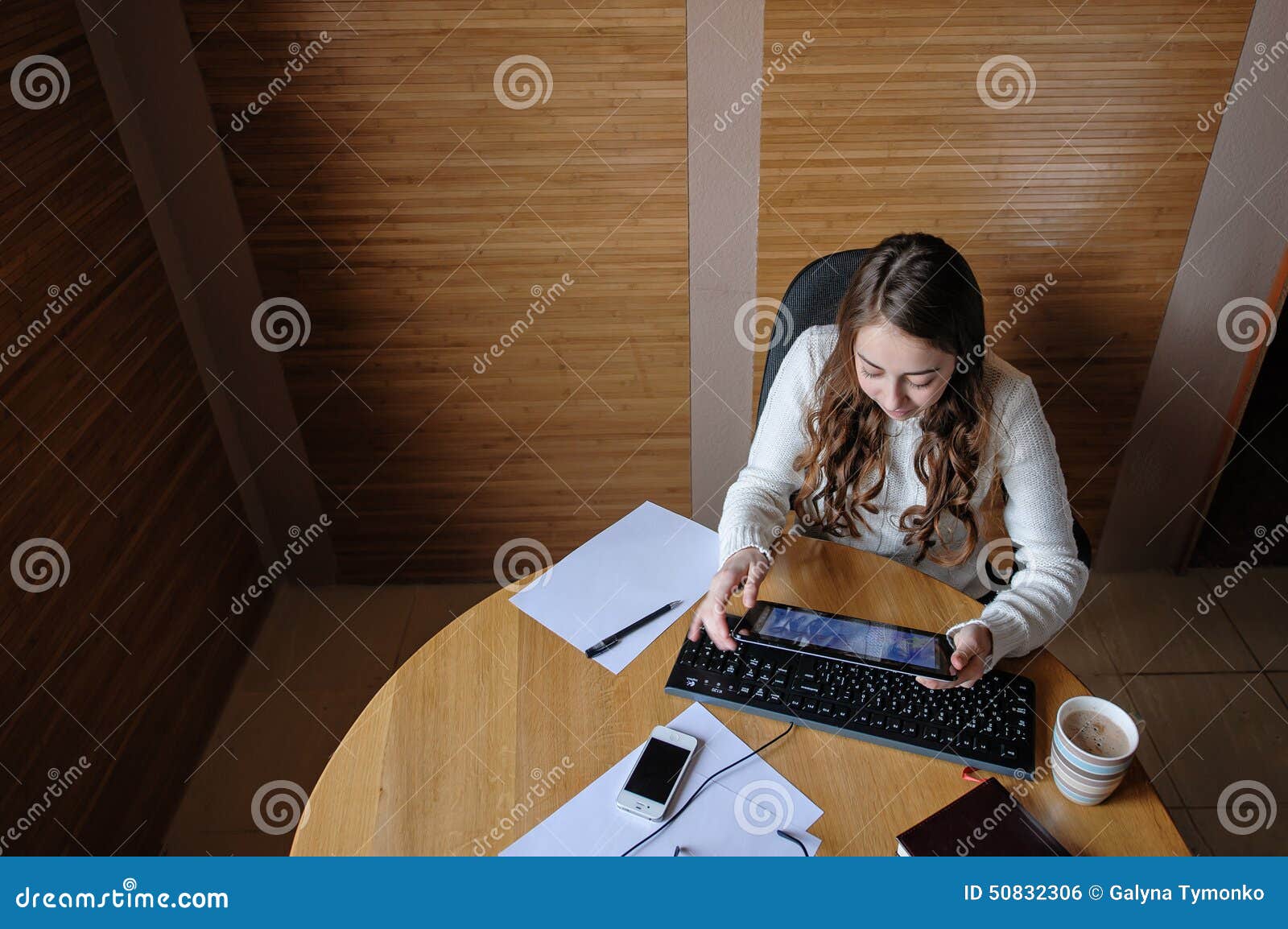 Jonge Vrouw Die Bij Een Computer Werken Stock Foto - Image of bureau ...