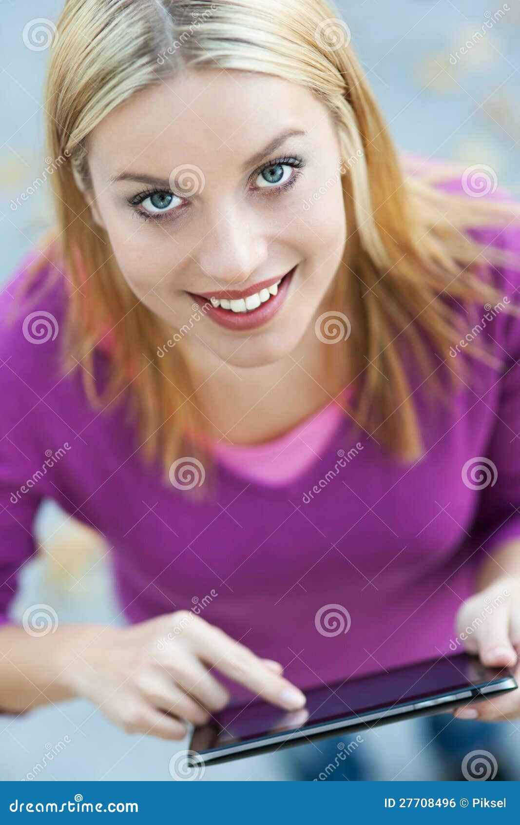 Jonge Vrouw Die Digitale Tablet Gebruikt Stock Foto - Image of ...