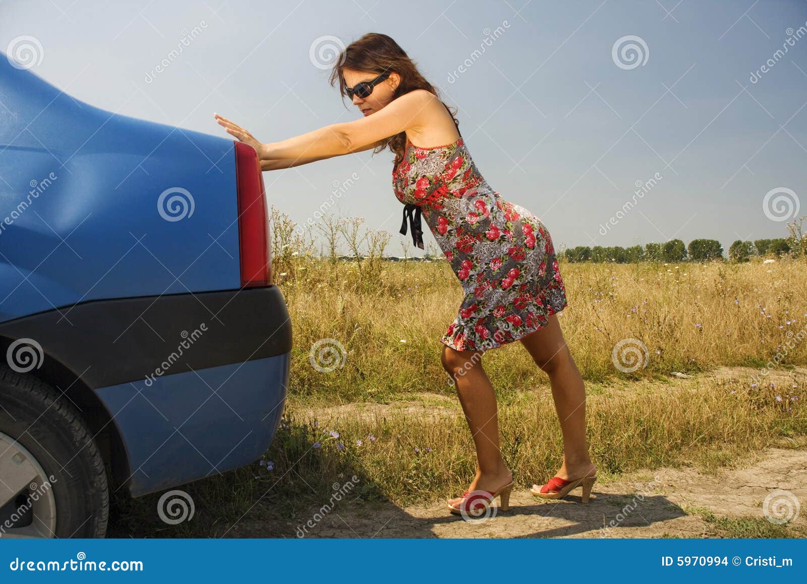 Jonge Vrouw Die Een Auto Duwt Stock Foto - Image of onderhoud ...