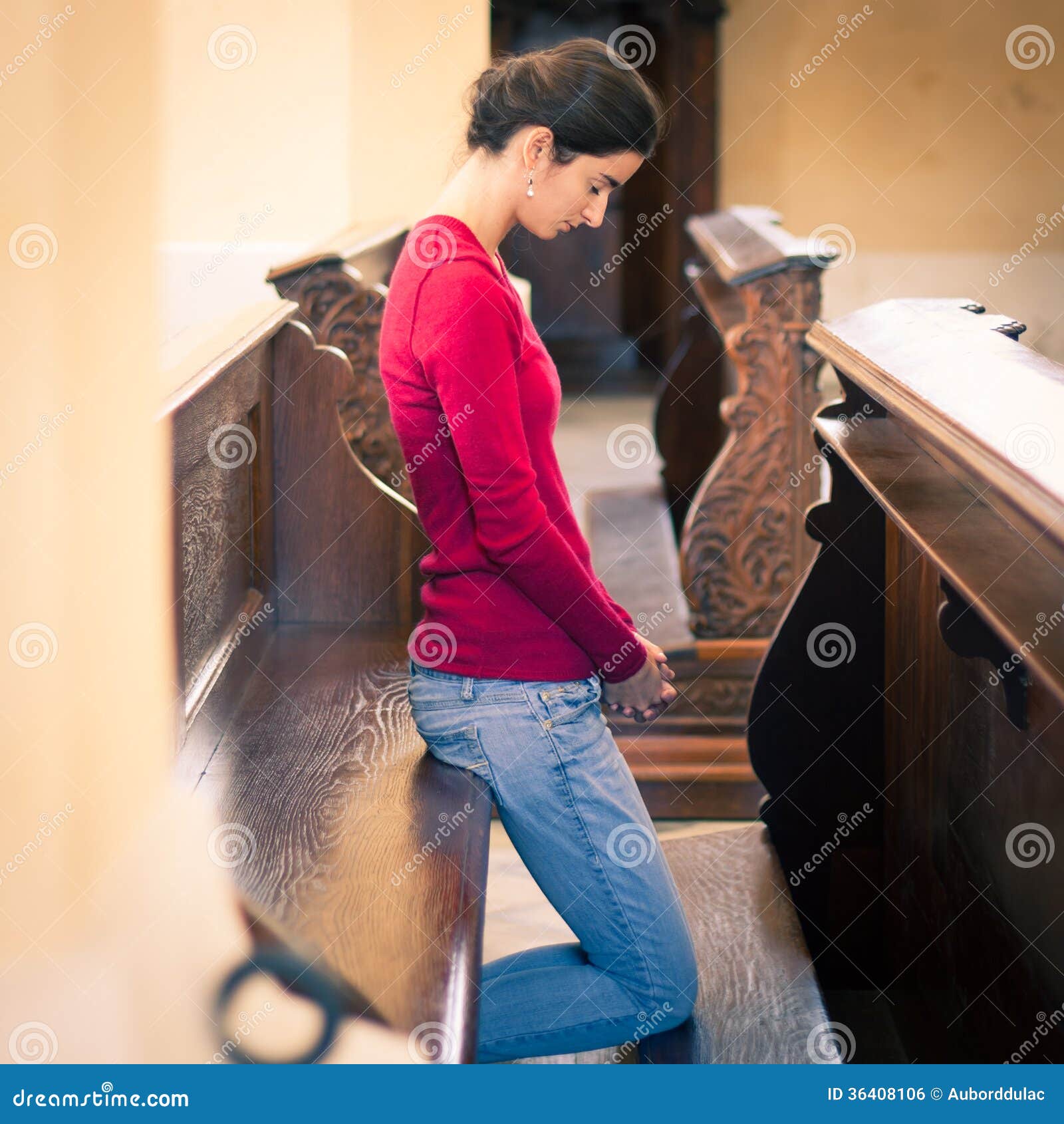 Jonge Vrouw Die in Een Kerk Bidden Stock Foto - Image of goddelijk ...