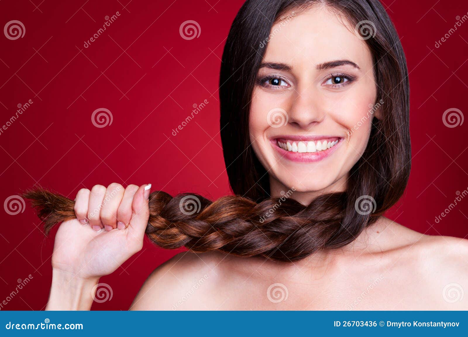 Jonge Vrouw Die Haar Vlecht Houdt Stock Foto - Image of één, portret ...