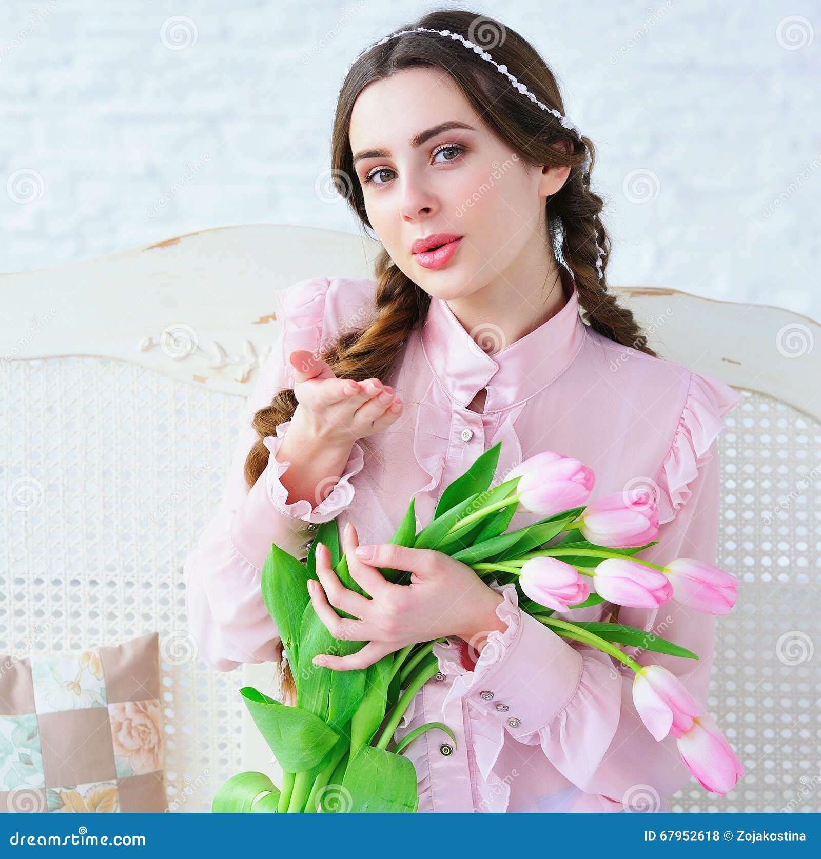 Jonge Vrouw Die Handkus Verzenden Stock Foto - Image of bedrijf, boeket ...