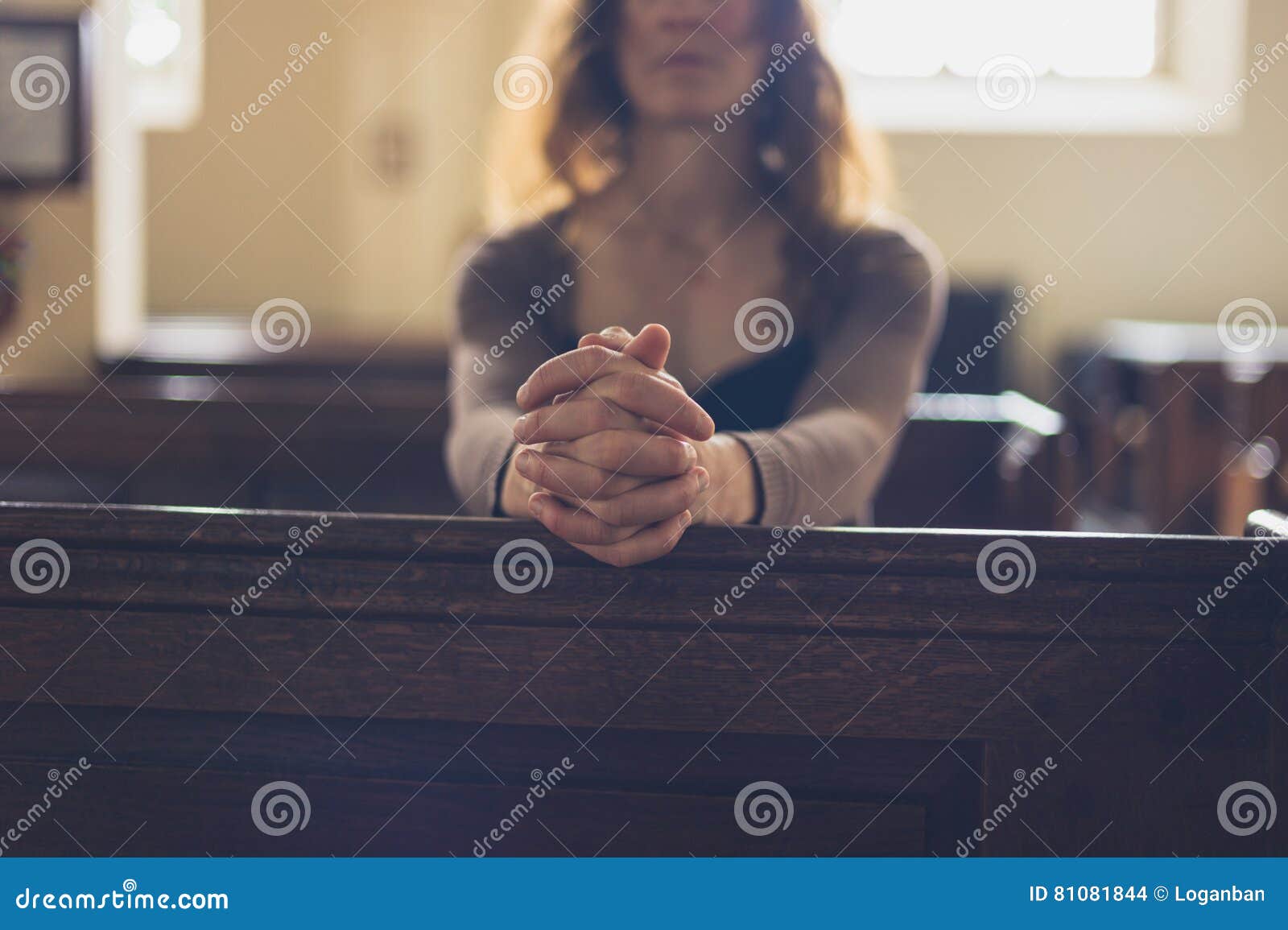 Jonge Vrouw Die in Kerk Bidden Stock Foto - Image of banken, christus ...