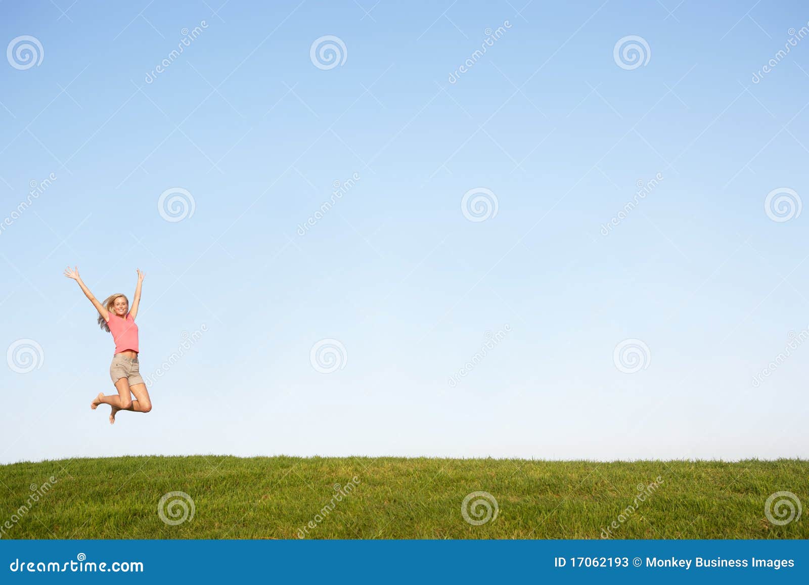 Jonge Vrouw Die in Lucht Springt Stock Afbeelding - Image of zomer ...