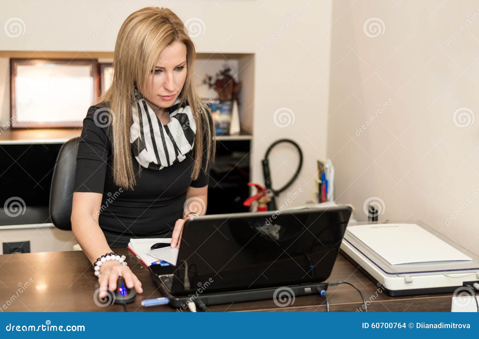 Jonge Vrouw Die Met Een Computer Werken Stock Foto - Image of ...