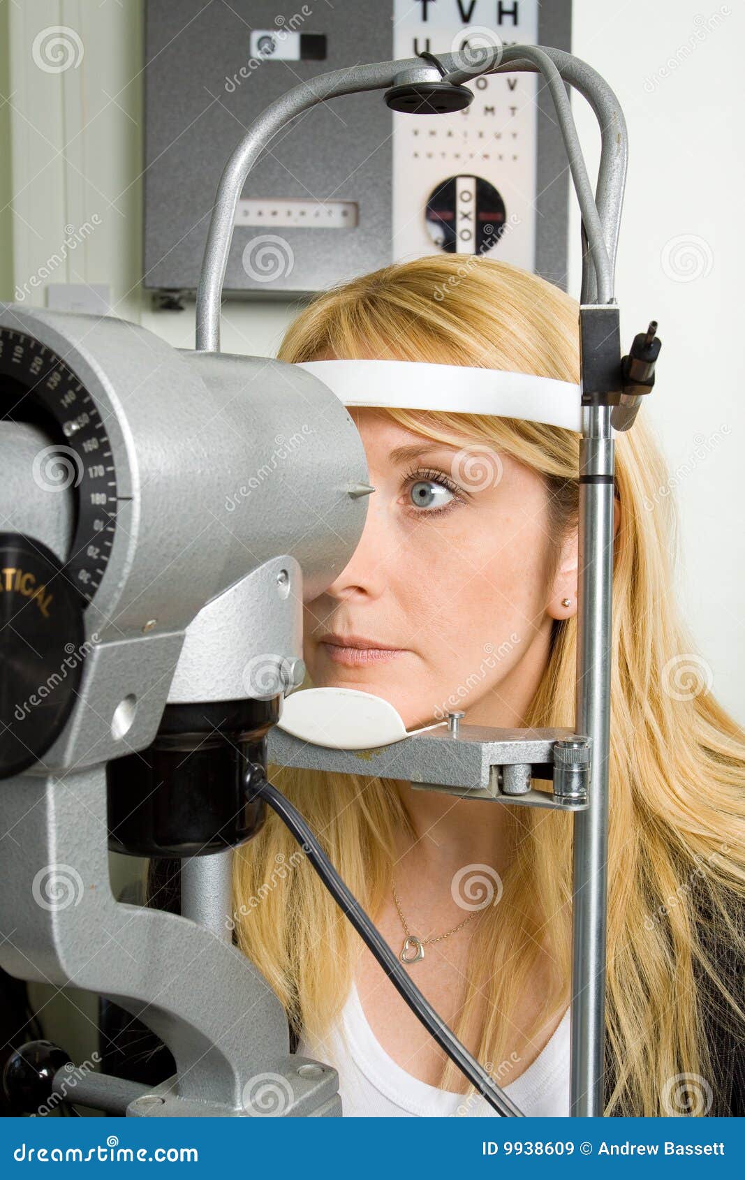 Jonge Vrouw Die Oogtest Heeft Stock Afbeelding - Image of ogen, kliniek ...