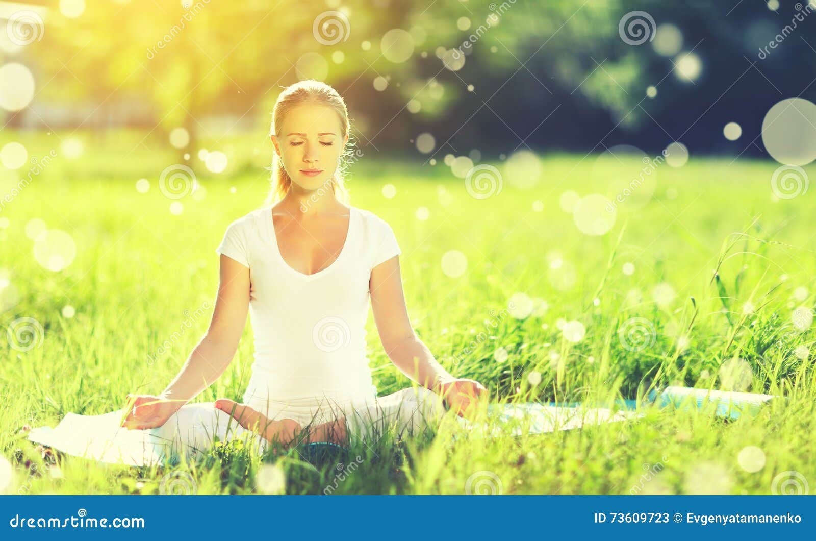 Jonge Vrouw Die Van Meditatie En Yoga Op Groen Gras In Summe Genieten