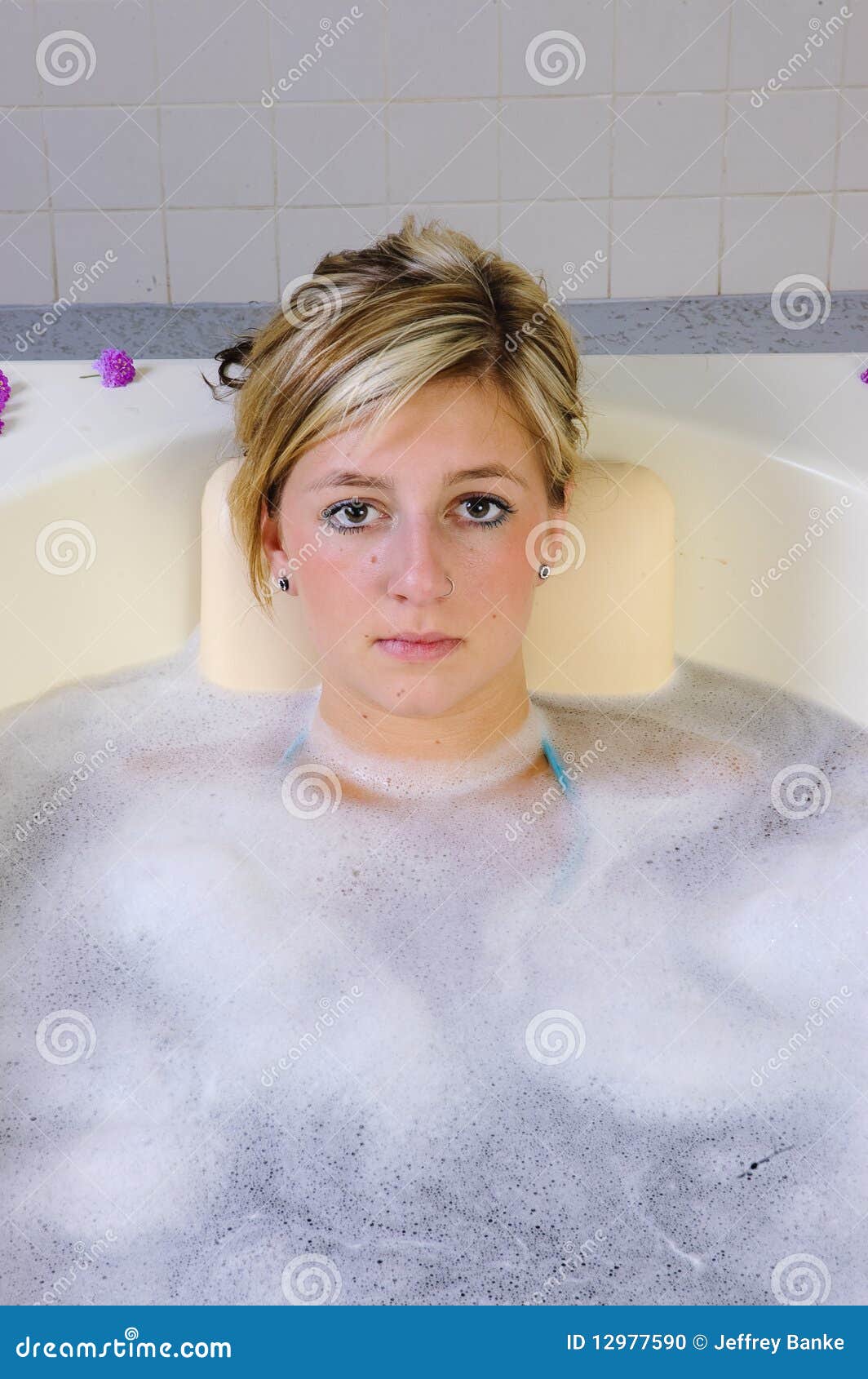 Jonge Vrouw in Een Modderbad Stock Foto - Image of rust, traditioneel ...