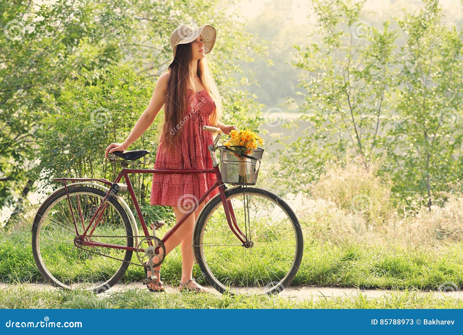 Jonge vrouw en fiets stock afbeelding. Image of vakantie - 85788973