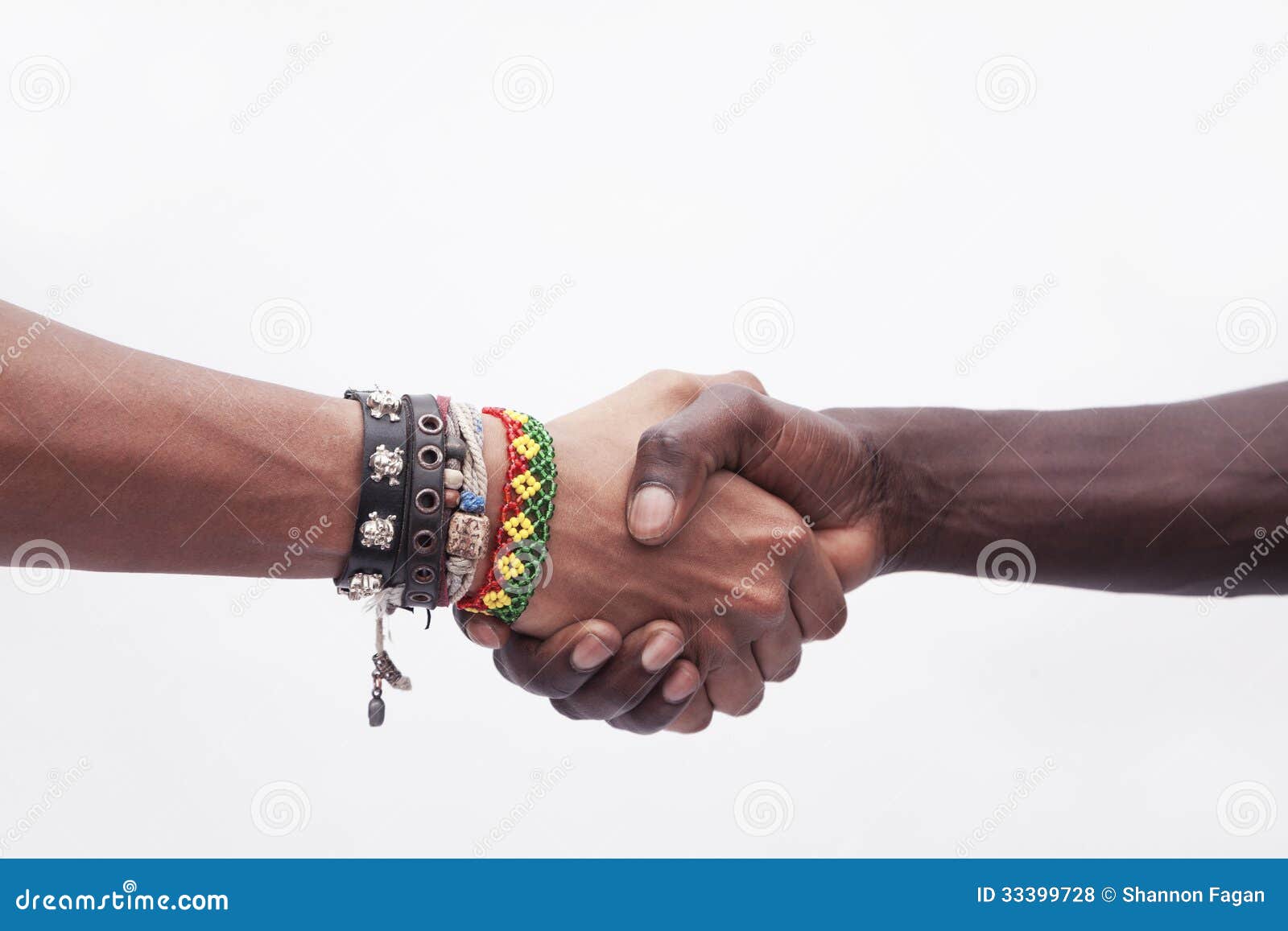 Jonge Vrouw En Man Het Schudden Handen, Close-up, Studioschot Stock ...