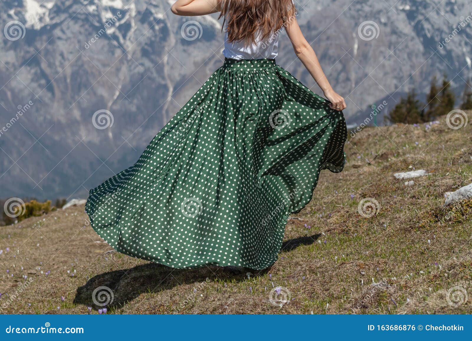 Jonge Vrouw in Groene Rok in Bergen Stock Foto - Image of slijtage ...