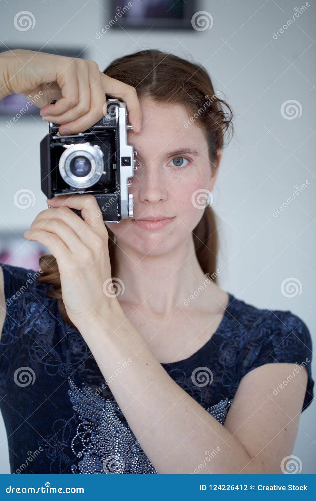 Jonge Vrouw Met Een Camera Van Zeiss Redactionele Fotografie - Image of ...
