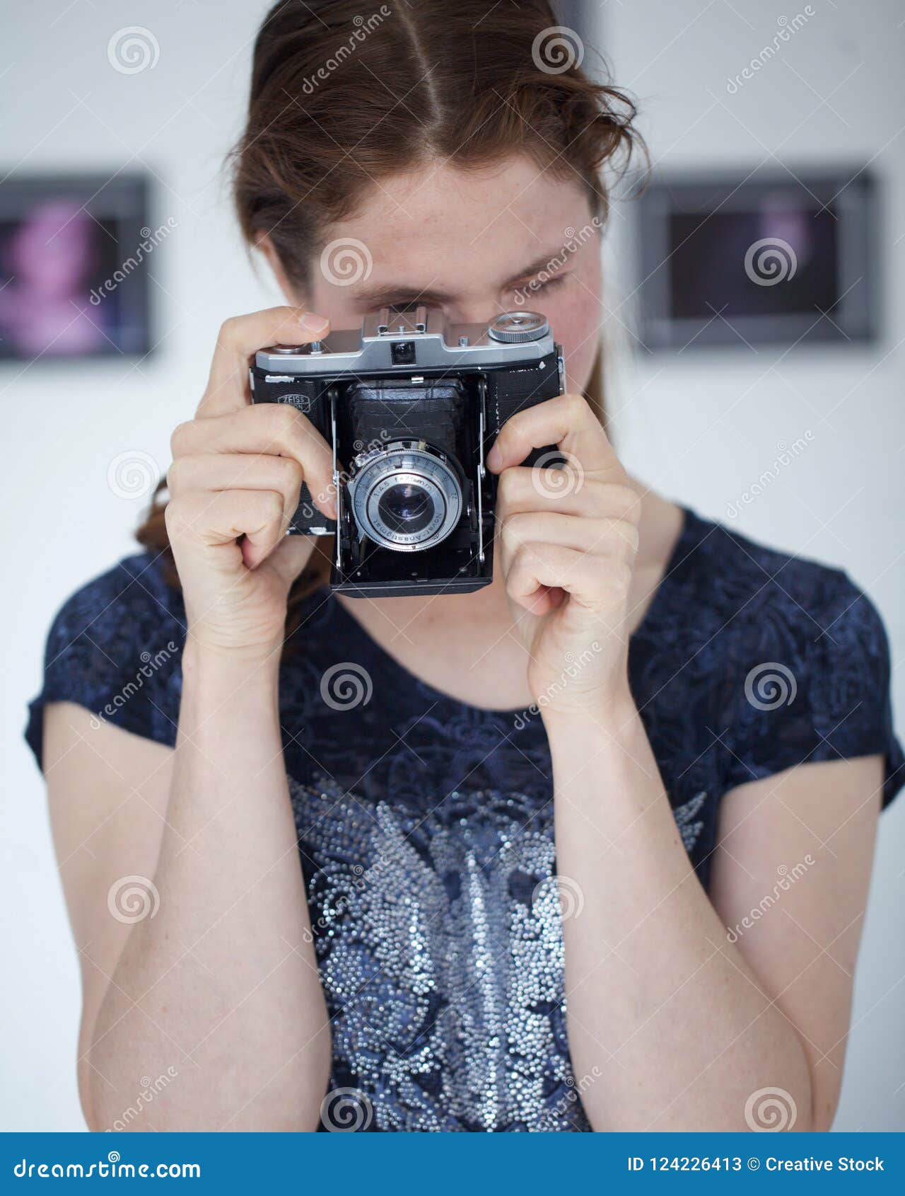 Jonge Vrouw Met Een Camera Van Zeiss Redactionele Stock Foto - Image of ...
