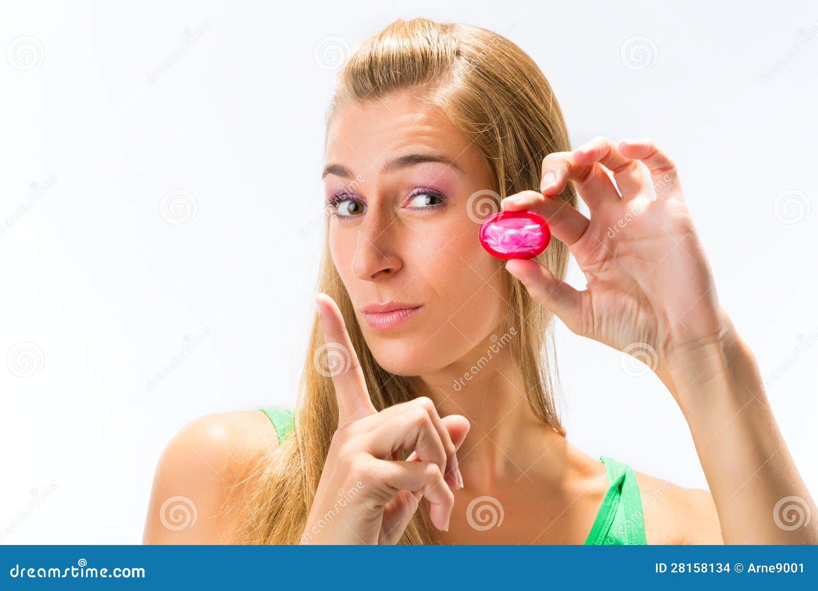Jonge Vrouw Met Een Condoom Stock Foto Image Of Persoon