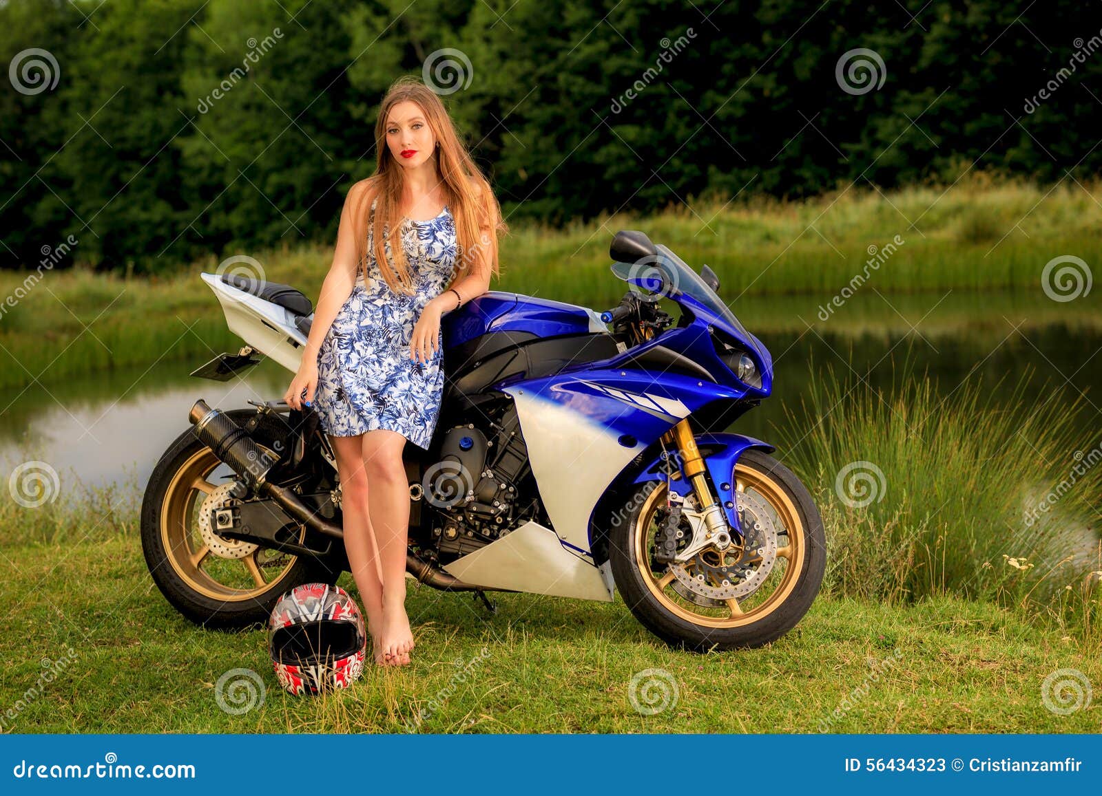 Jonge Vrouw Met Een Motorfietssnelheid Stock Afbeelding - Image of ...