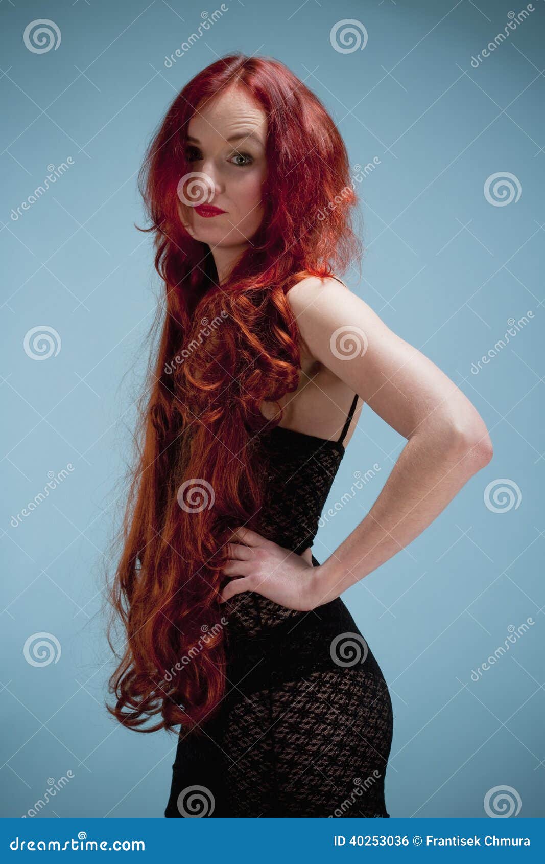 Jonge Vrouw Met Lang Rood Haar Stock Foto - Image of kleding, uitziend ...