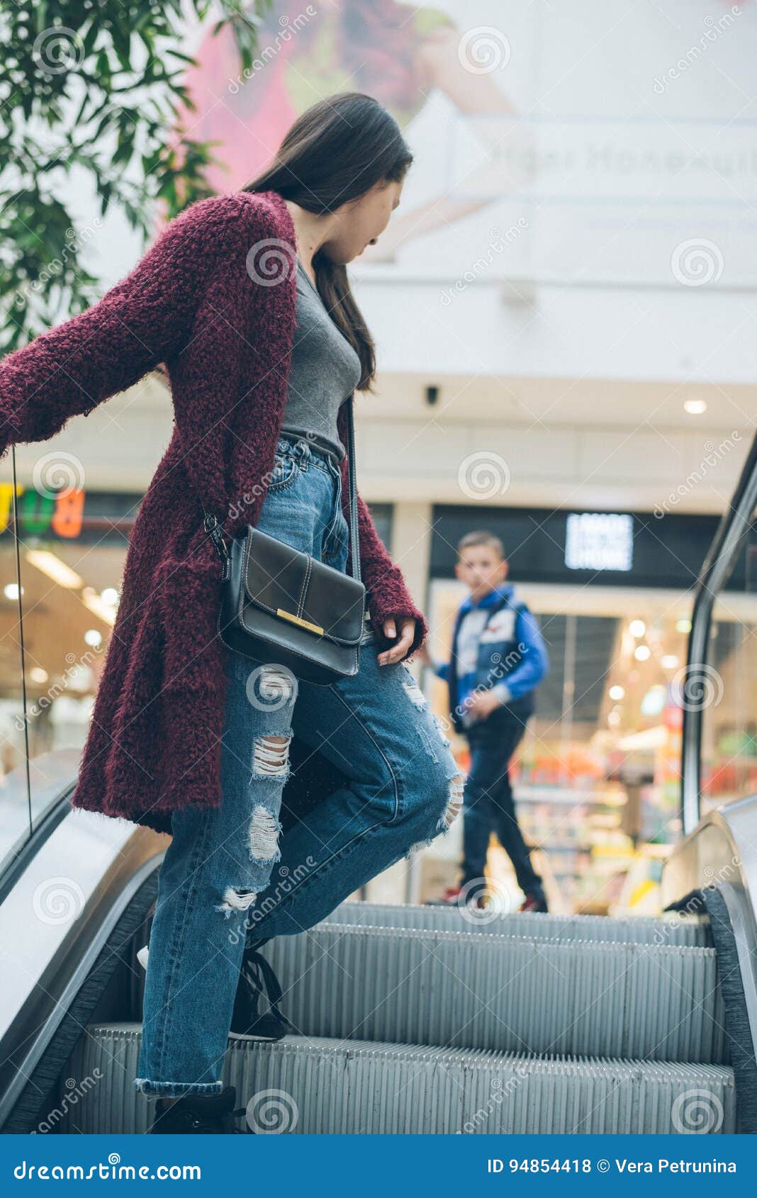 Jonge Vrouw Op Roltrap in Wandelgalerij Stock Foto - Image of stad ...