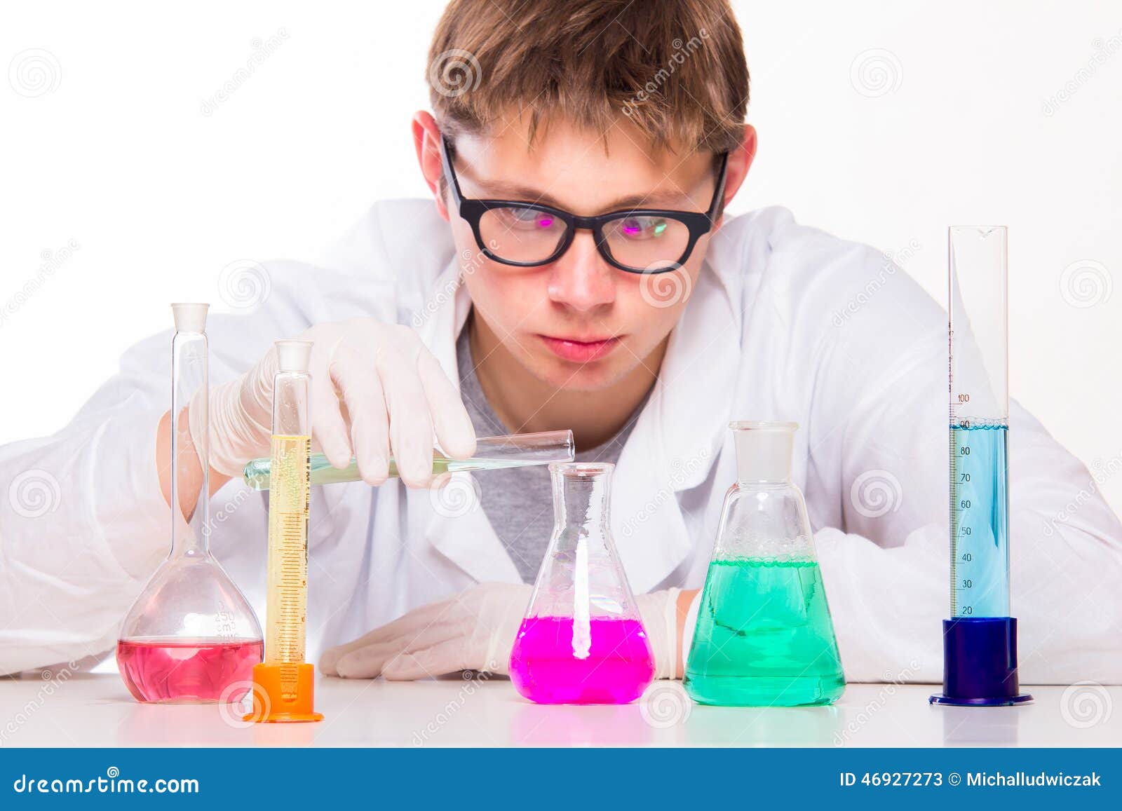 Jonge Wetenschapper Die Chemische Reacties in Het Laboratorium Doen ...