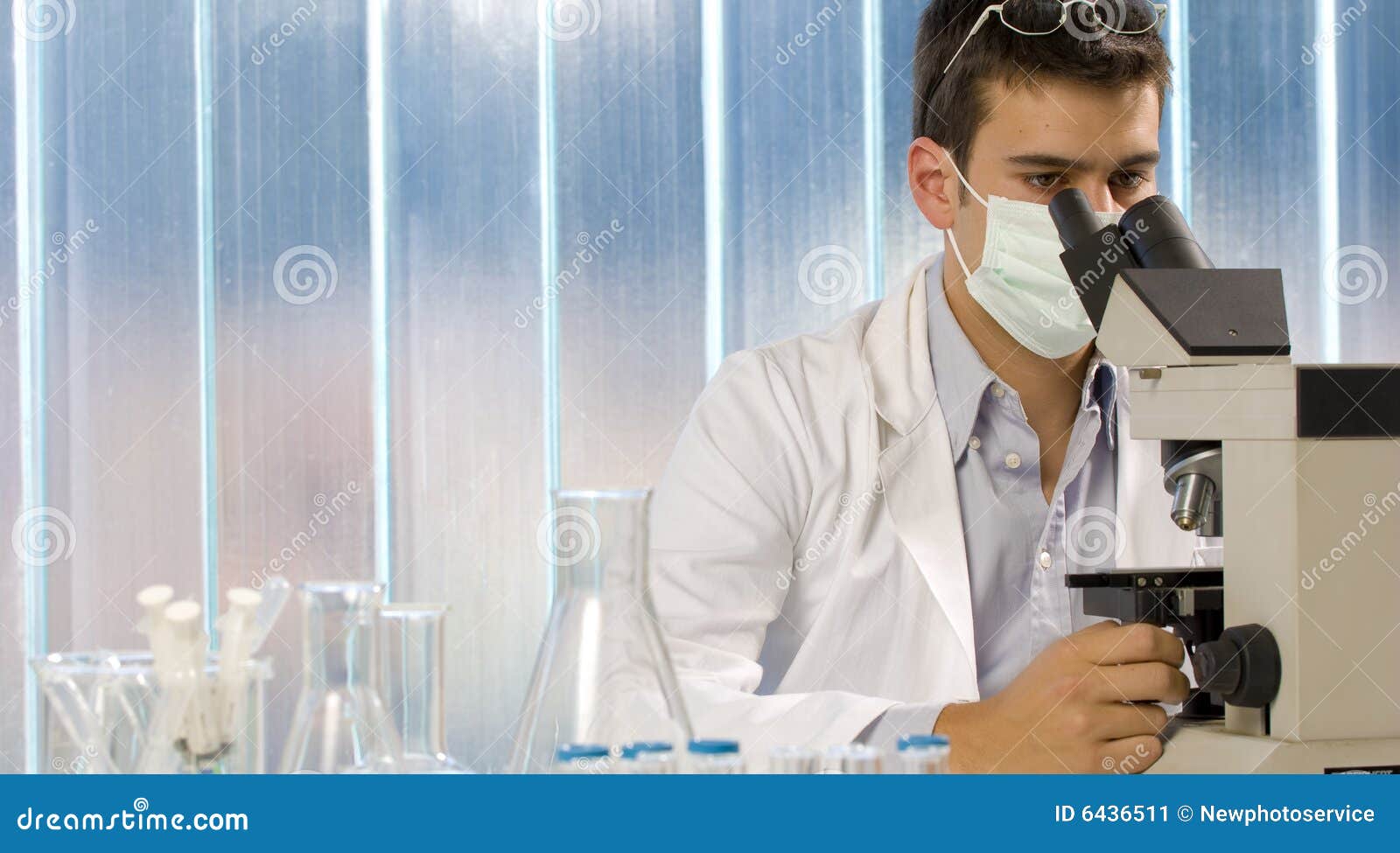 Jonge Wetenschapper Die Iets Ontdekt Stock Afbeelding - Image of ...