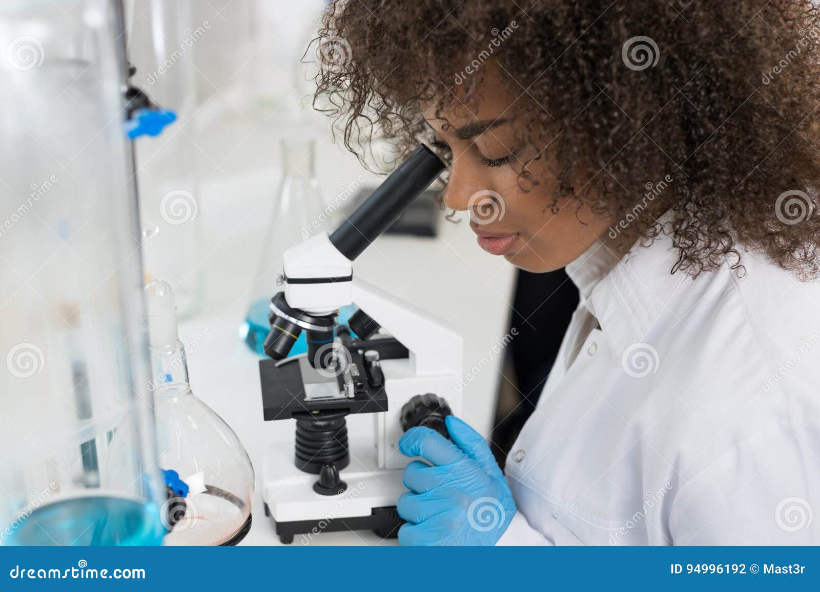 Jonge Wetenschapper Looking through Microscope in Laboratorium, De ...
