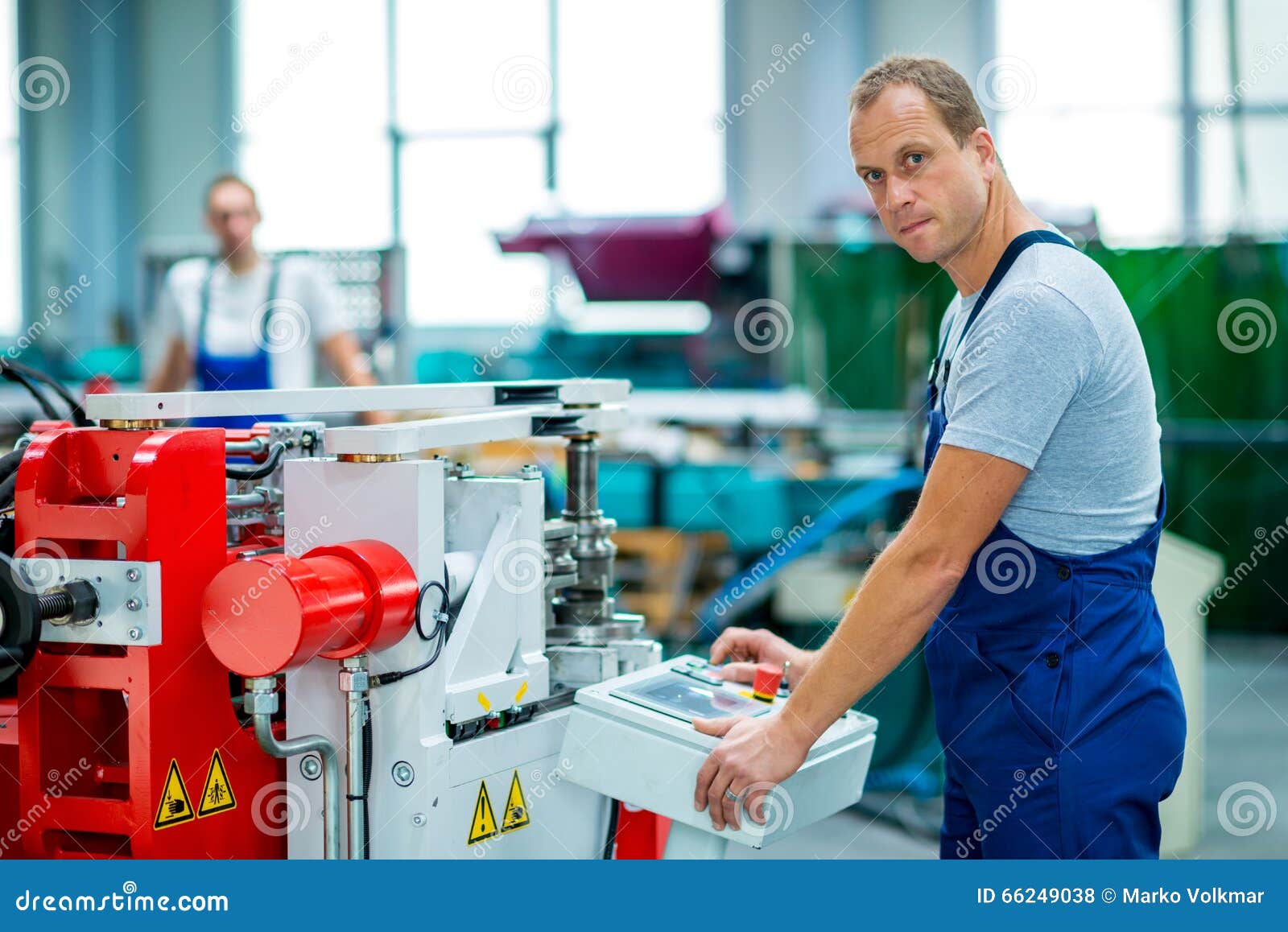 Jonge Witte Arbeider in Fabriek Die Machine Met Behulp Van Stock Foto ...