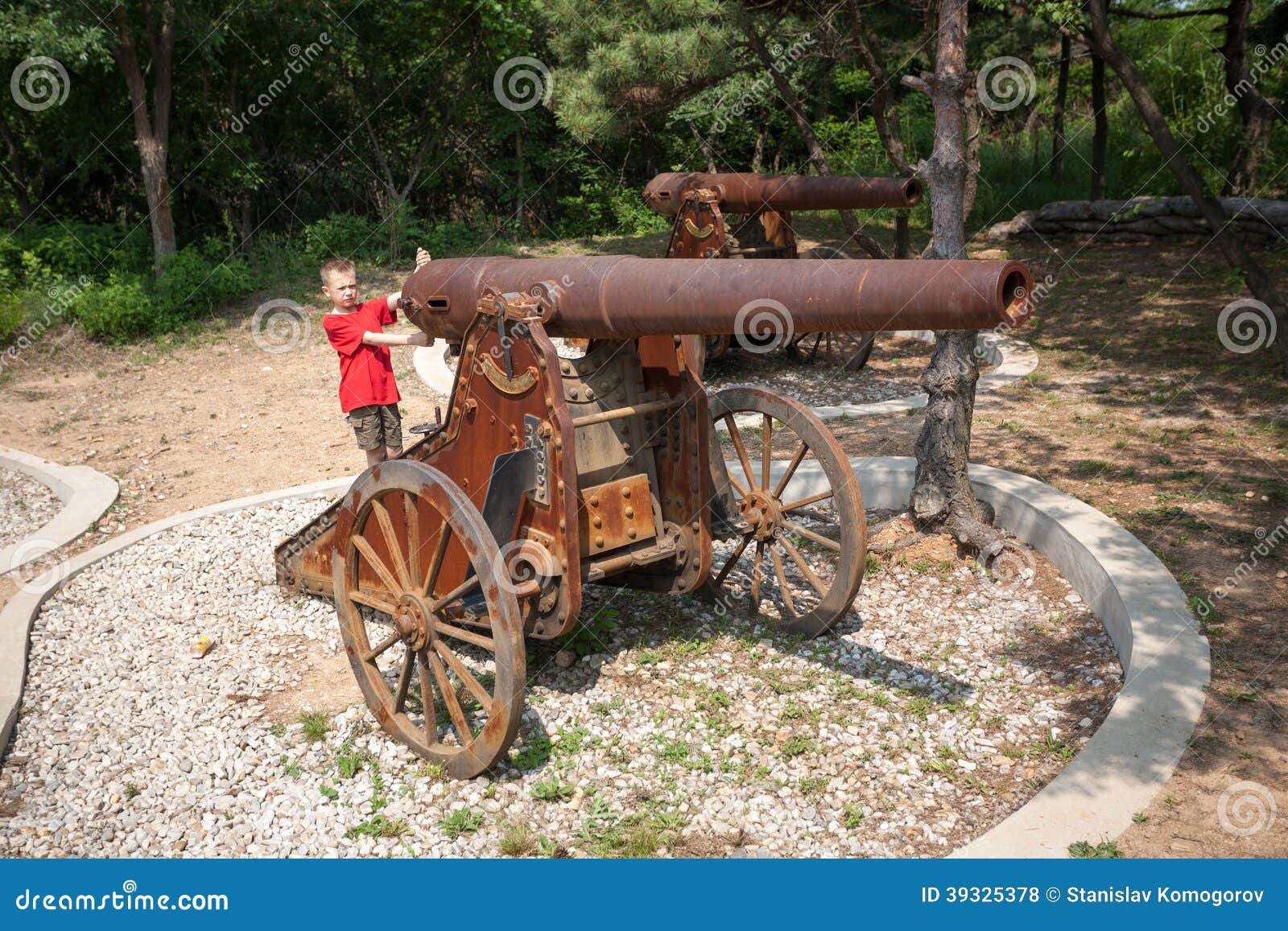 Jongen Bij Het Oude Kanon Op Wielen Stock Foto - Image of arthur ...