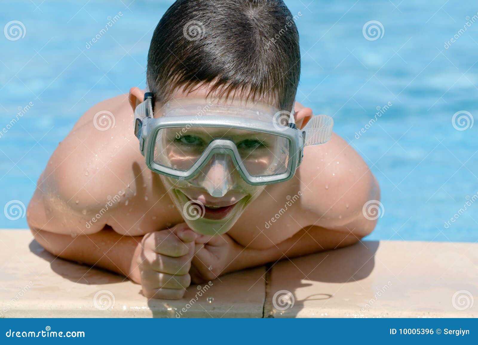 Jongen bij het zwembad stock foto. Image of lachen, pret - 10005396