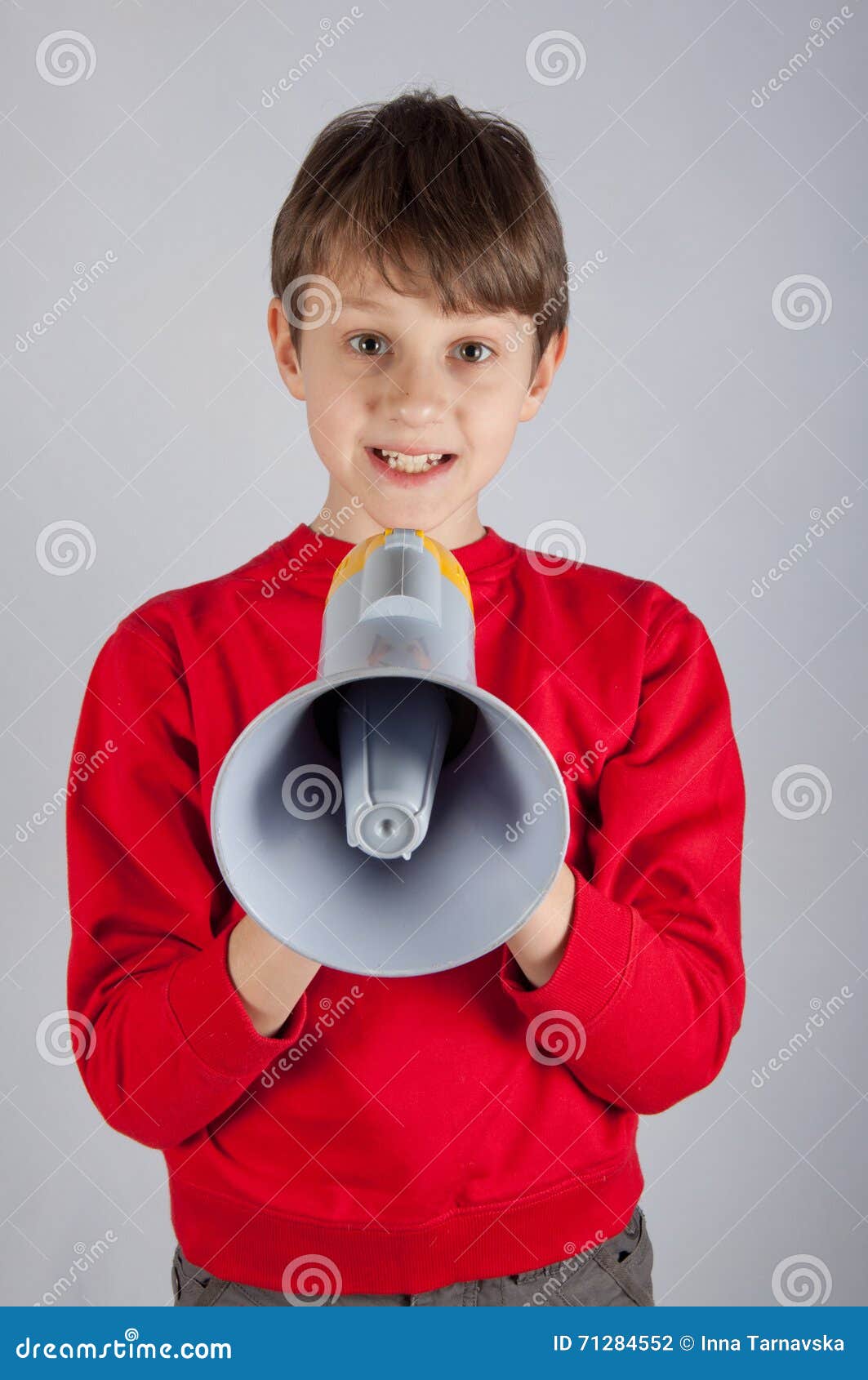 Jongen in De Rode Luidspreker Van De Truiholding Op Heldere Achtergrond ...