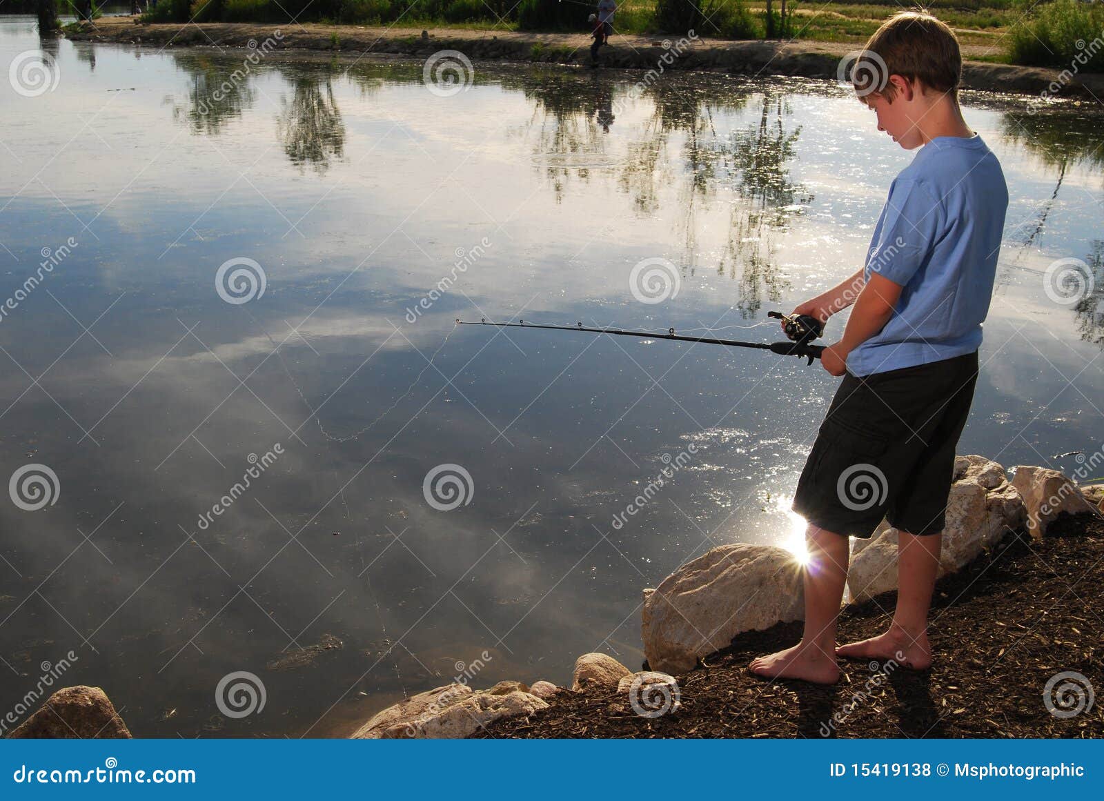 Jongen Die Bij Een Meer Vist Stock Foto - Image of jeugd, kust: 15419138