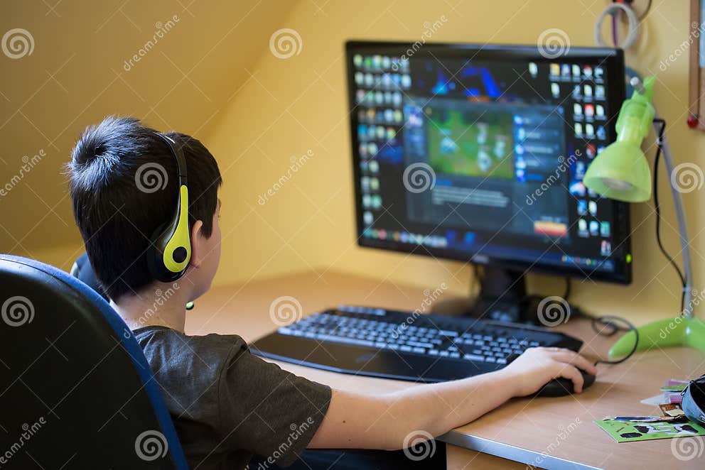 Jongen Die Computer Met Behulp Van Die Thuis, Spel Spelen Stock Foto ...