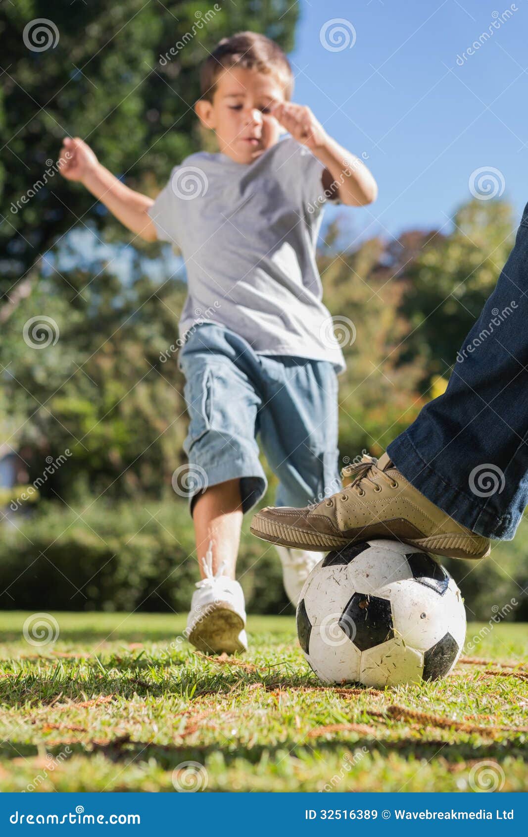 Jongen Die De Voetbal Schoppen Stock Afbeelding - Image of sport, ouder ...