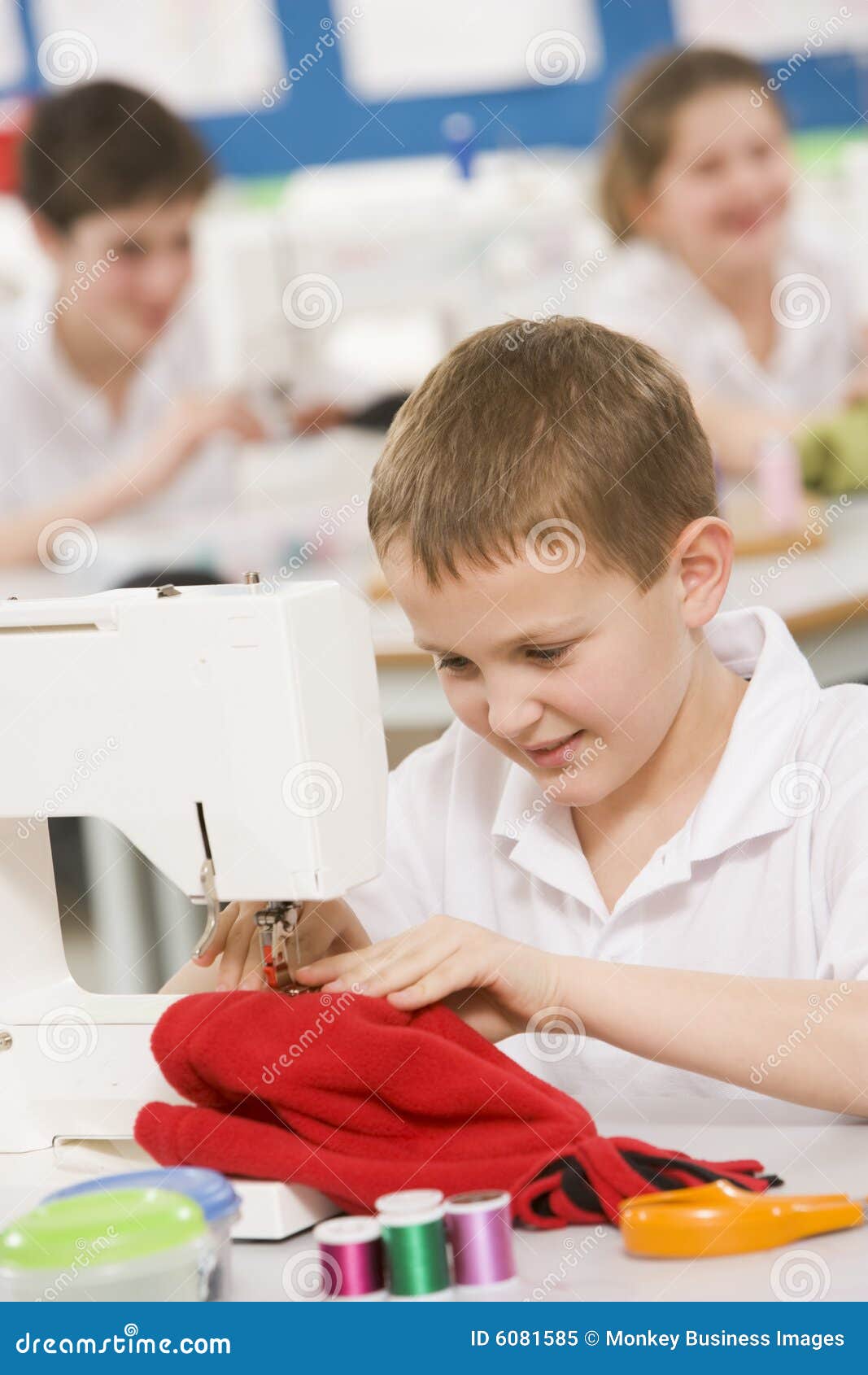 Jongen Die Een Naaimachine Met Behulp Van Stock Afbeelding - Image of ...