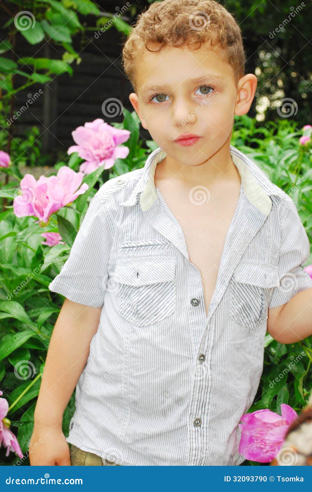 Jongen Die Een Pioen Ruiken. Stock Foto - Image of grappig, leuk: 32093790